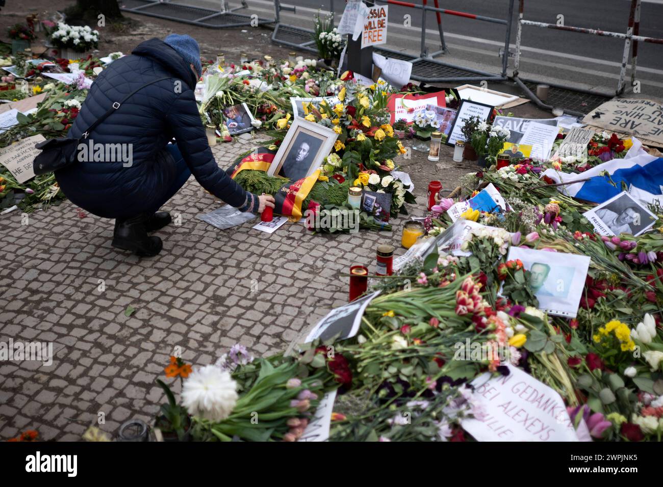 Navalny Memorial DEU, Deutschland, Germania, Berlino, 01.03.2024 Frau ...