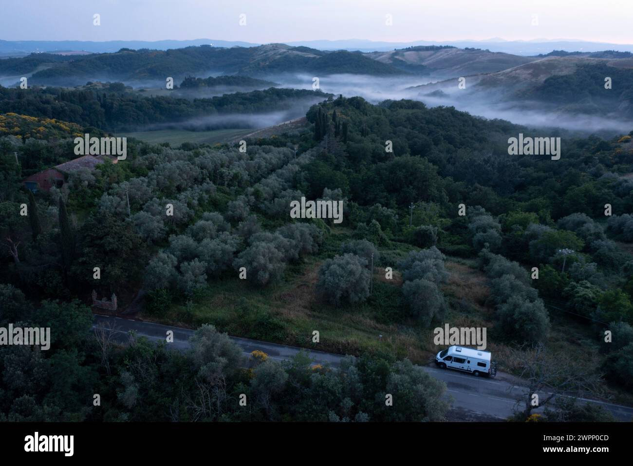 Strada di campagna dall'alto nella nebbia immagini e fotografie stock ...
