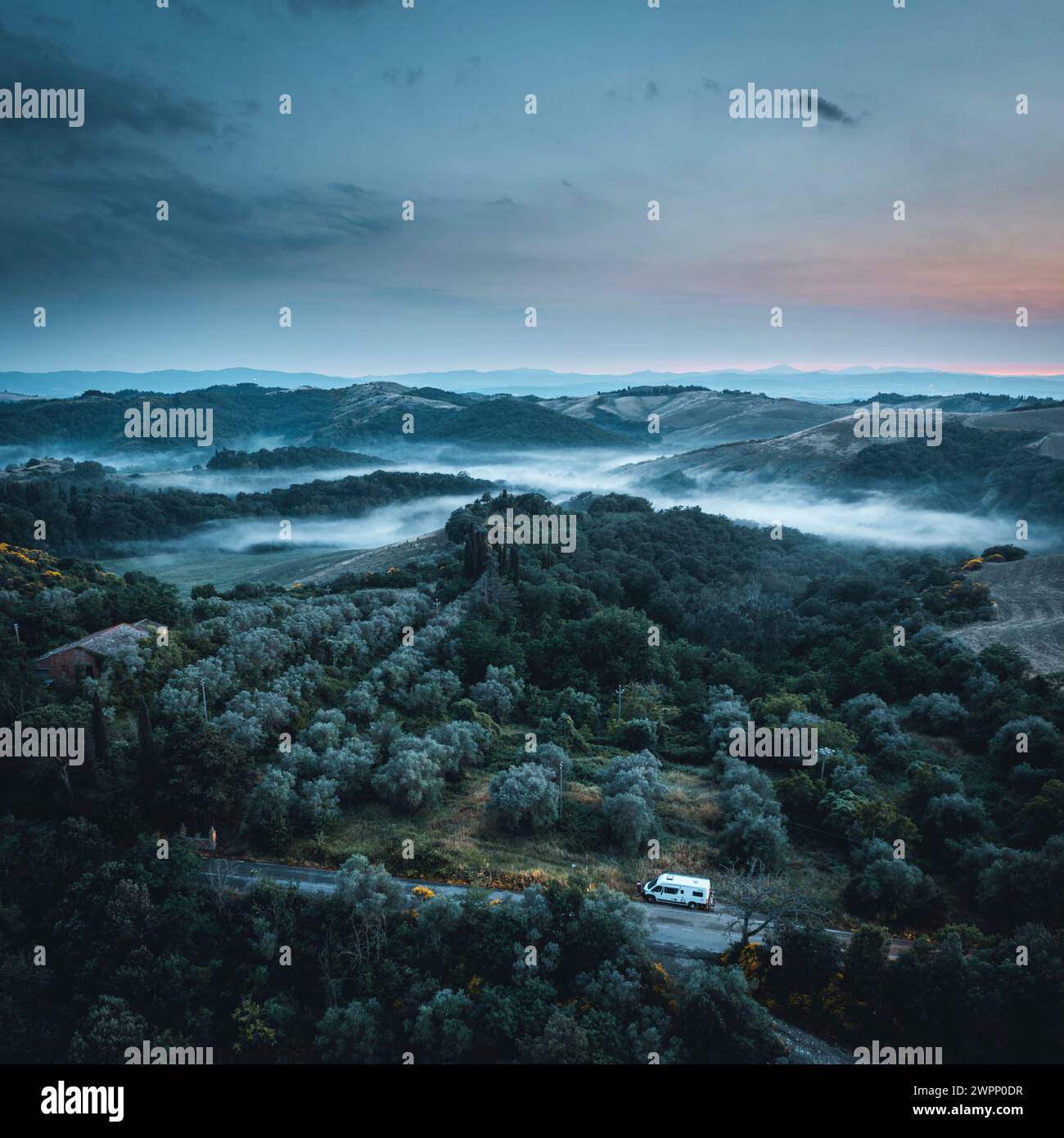 Strada di campagna dall'alto nella nebbia immagini e fotografie stock ...
