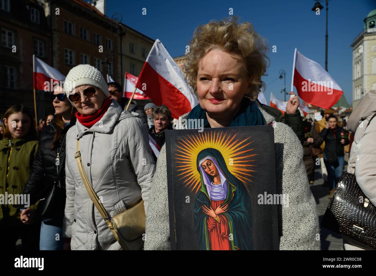 Dimostrazione della Polonia per la pace a Varsavia. Una donna porta un ...