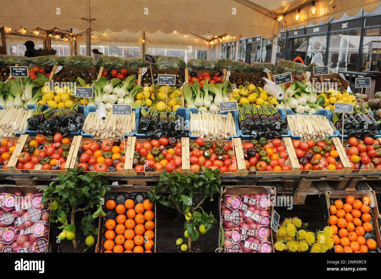 Copenaghen, Danimarca/10 marzo 2024/mercato agricolo o venditore di ...