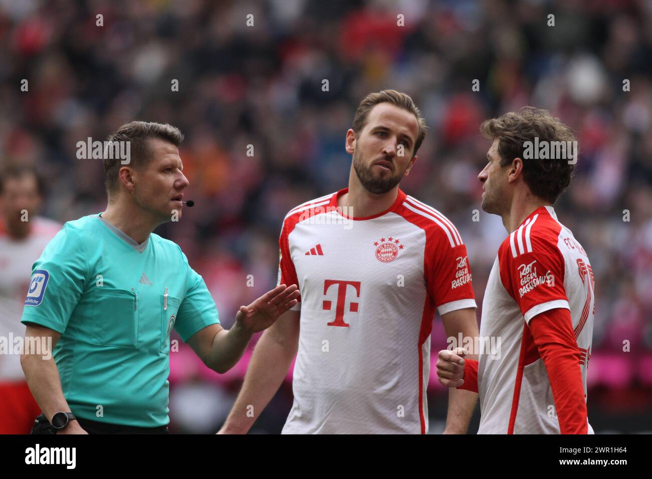 MONACO, Germania - 9. MARZO 2024: 25 Thomas MUELLER, Müller, arbitro, Patrick ITTRICH, 9 Harry ...