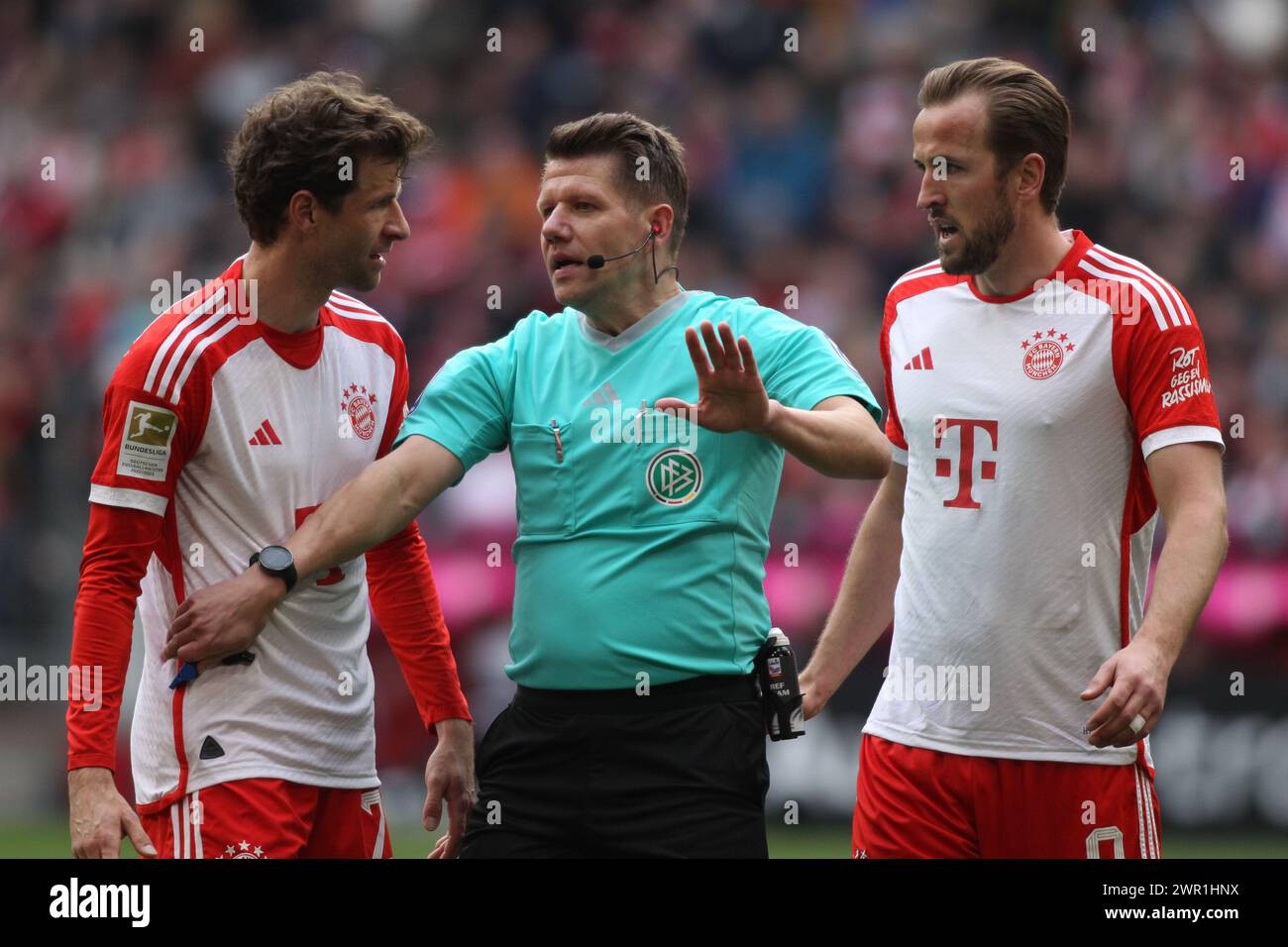 MONACO, Germania - 9. MARZO 2024: 25 Thomas MUELLER, Müller, arbitro, Patrick ITTRICH, 9 Harry ...