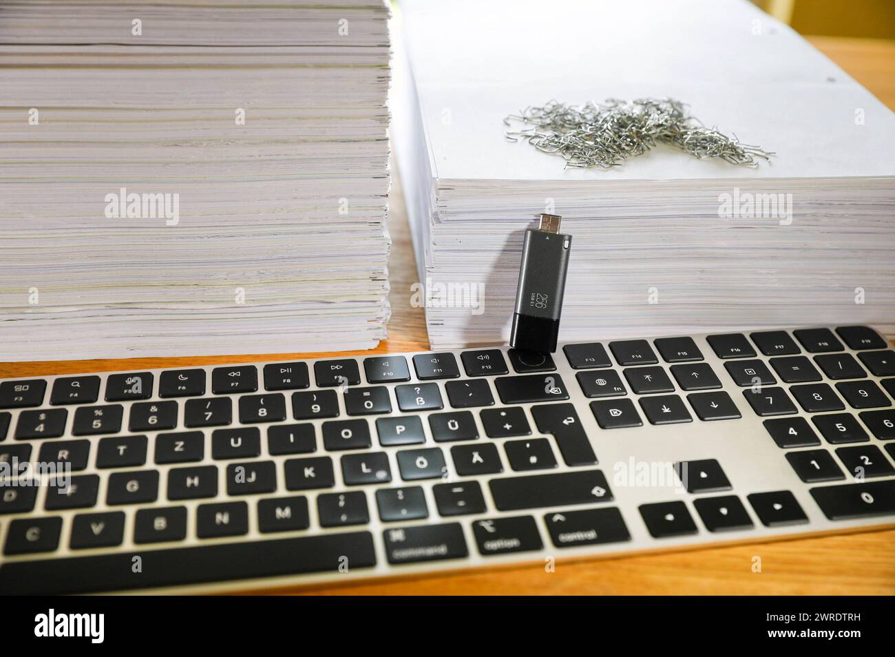 DAS Digitalisieren von Akten, spart Unmengen an Papier und Stauraum. Es ...
