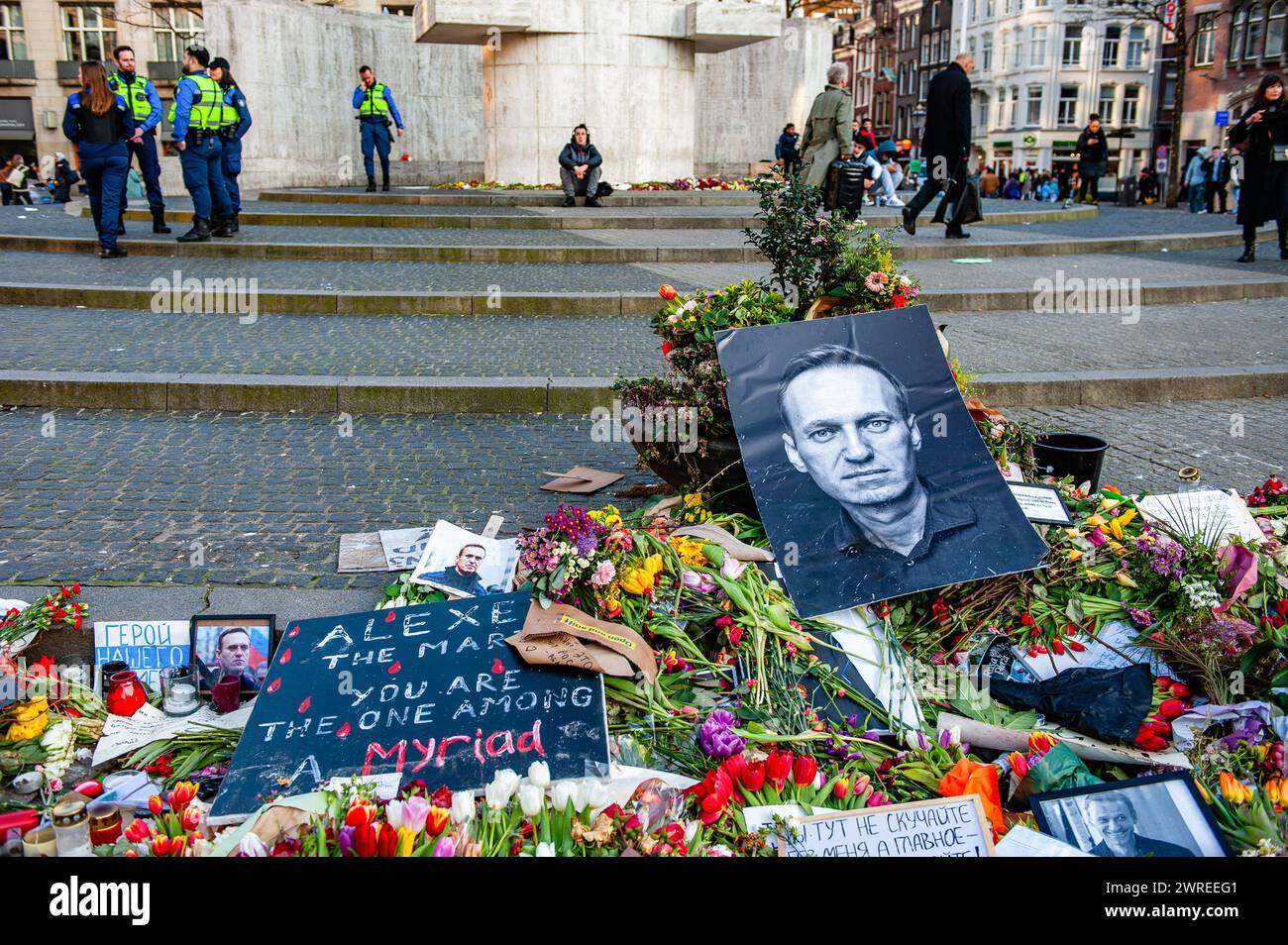 Amsterdam, Paesi Bassi. 8 marzo 2024. Una grande foto di Alexei Navalny ...