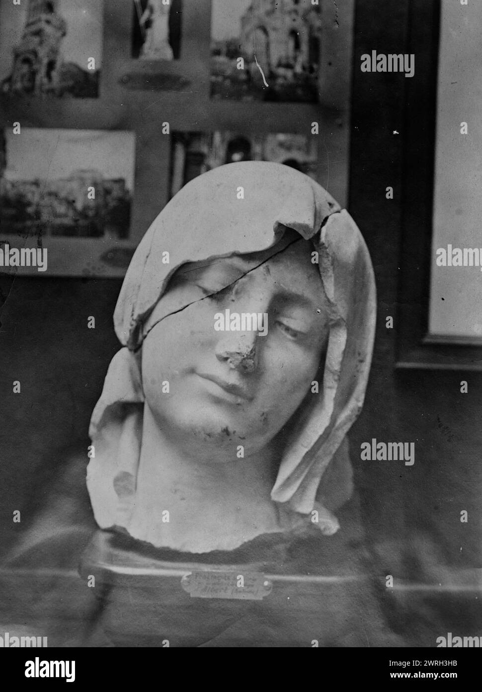 A statue of the madonna with Foto e Immagini Stock in Bianco e Nero - Alamy