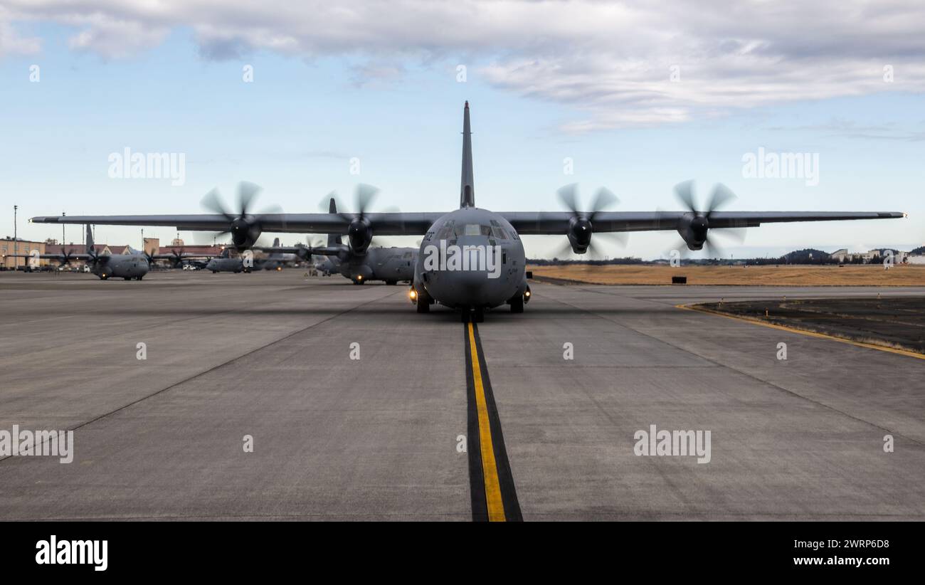 Sei C-130J Super Hercules della U.S. Air Force (USAF) assegnati al 36th ...