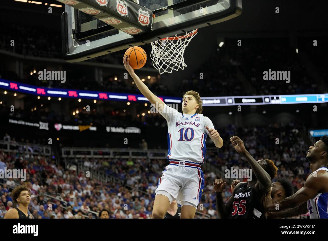 13 MARZO 2024: La guardia dei Kansas Jayhawks Johnny Furphy (10) si ...