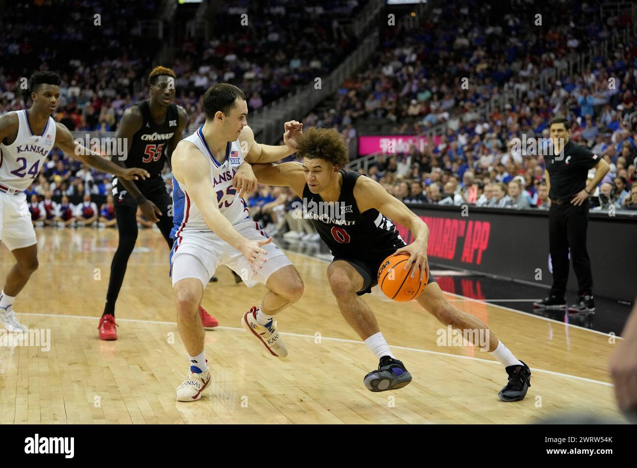 13 MARZO 2024: La guardia dei Cincinnati Bearcats Dan Skillings Jr. (0 ...