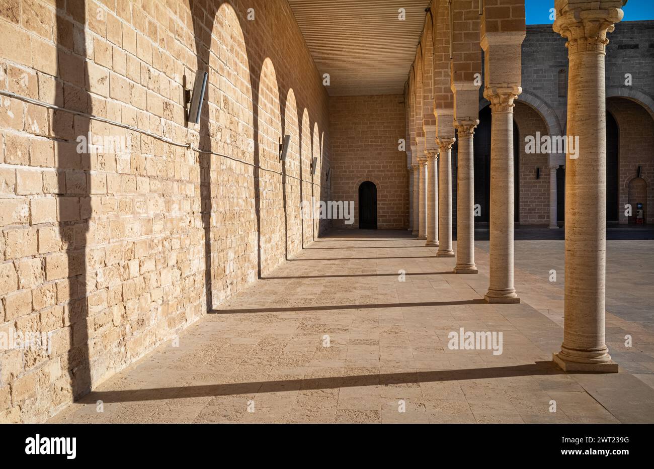 Le ombre dei tradizionali archi islamici a ferro di cavallo lungo il ...