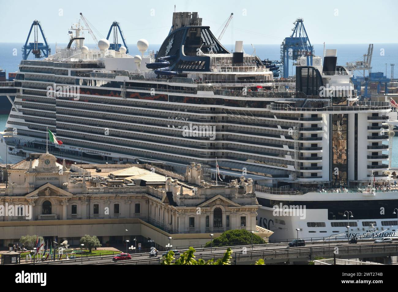Il porto di Genova è un luogo di grande fascino con grandi navi ...