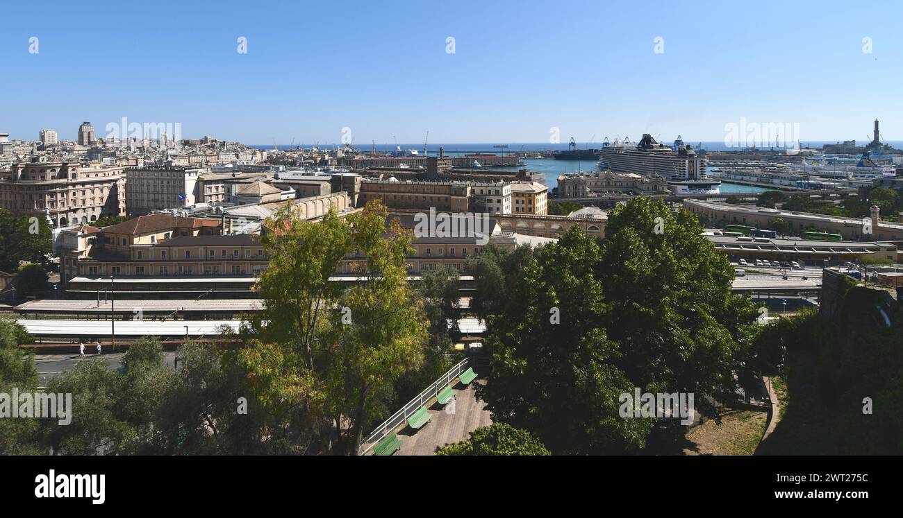 Il porto di Genova è un luogo di grande fascino con grandi navi ...