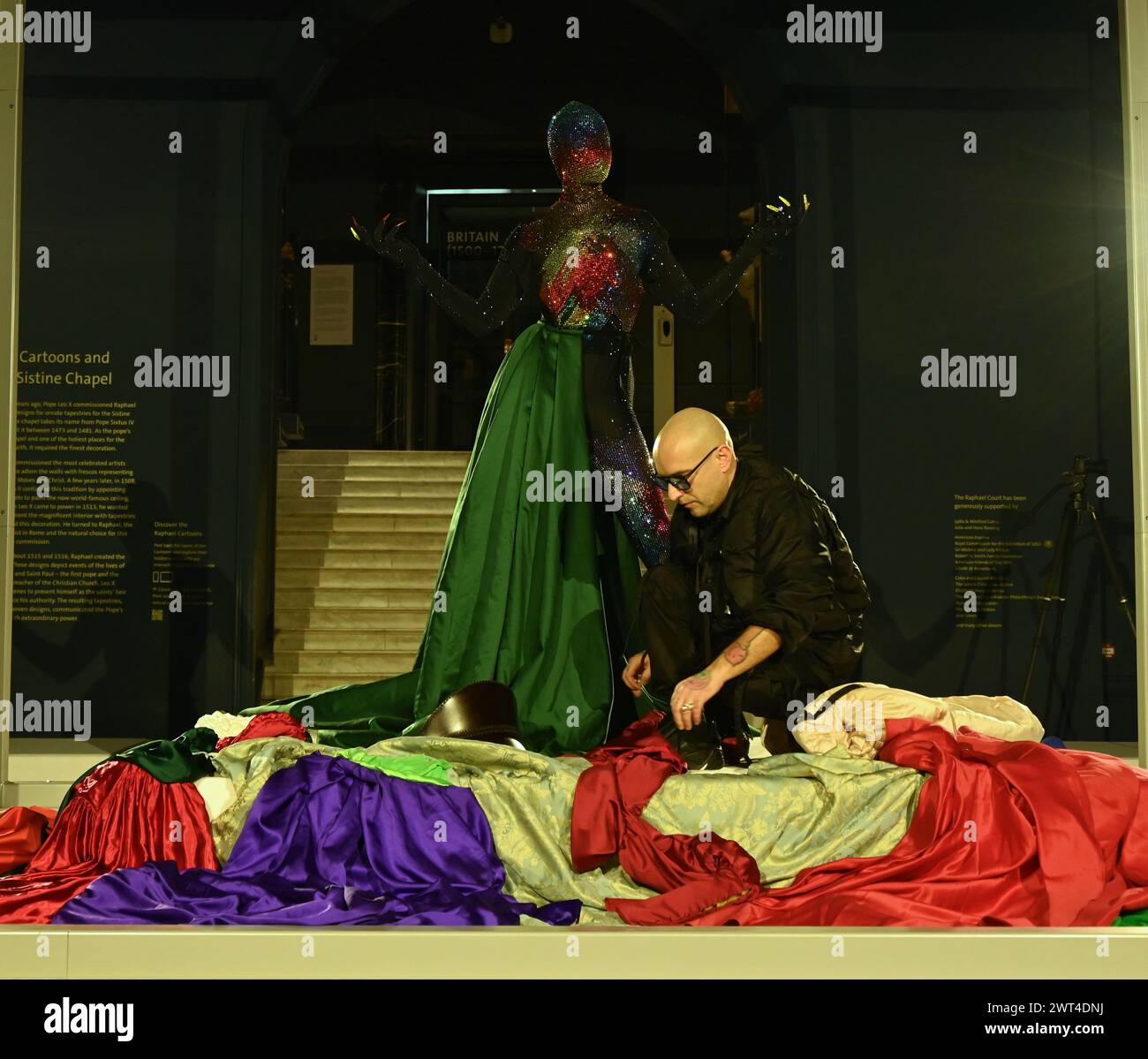 La prima V&A Fashion in Motion del 2024 presenta l'artista visivo ...