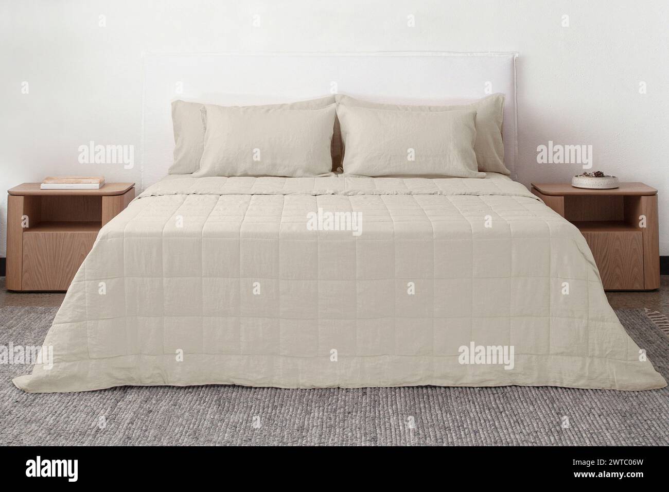 letto comodo con cuscini in camera moderna. mock-up per pareti di ...