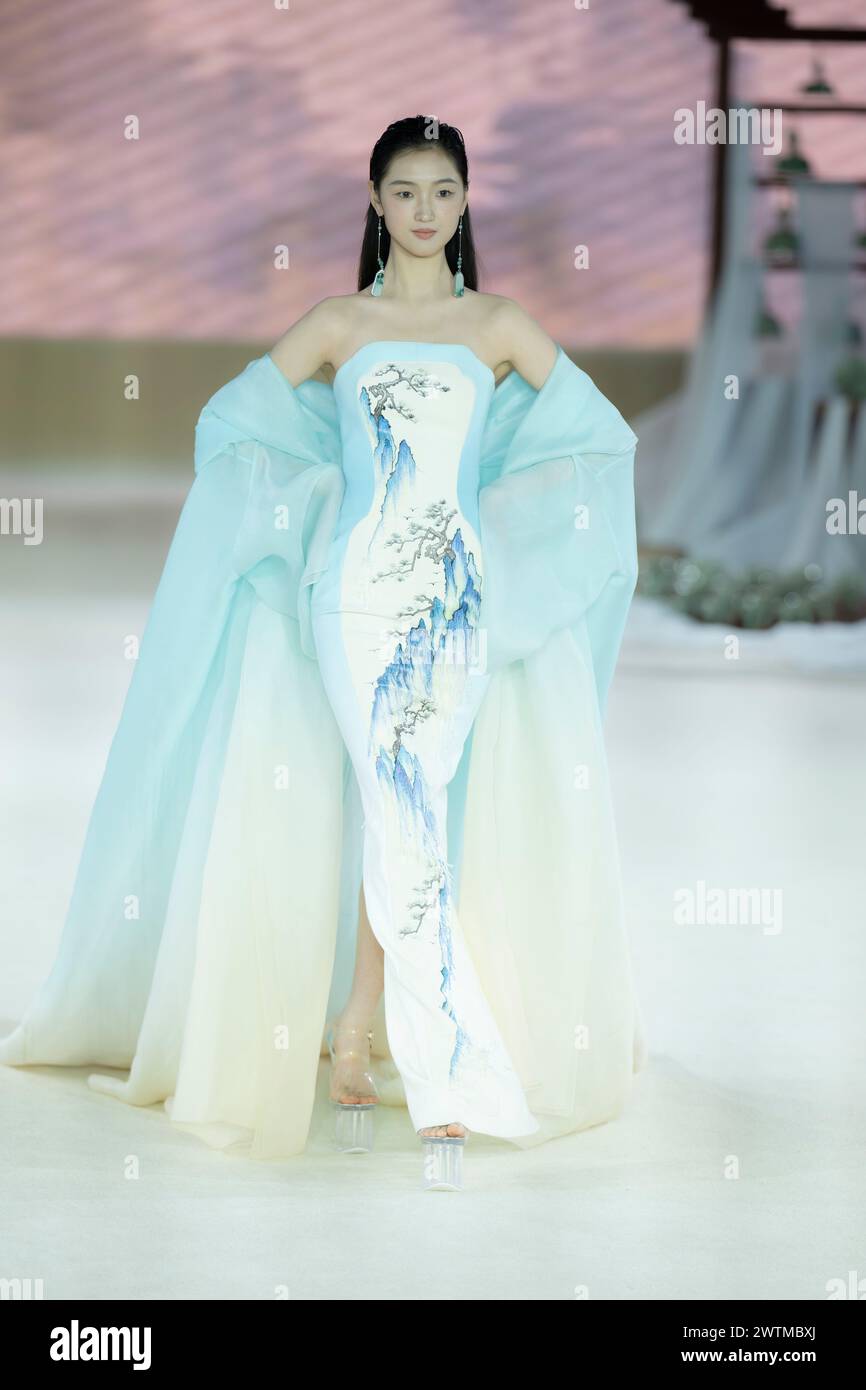 Pechino, Cina. 18 marzo 2024. Una modella cammina sulla passerella per ...