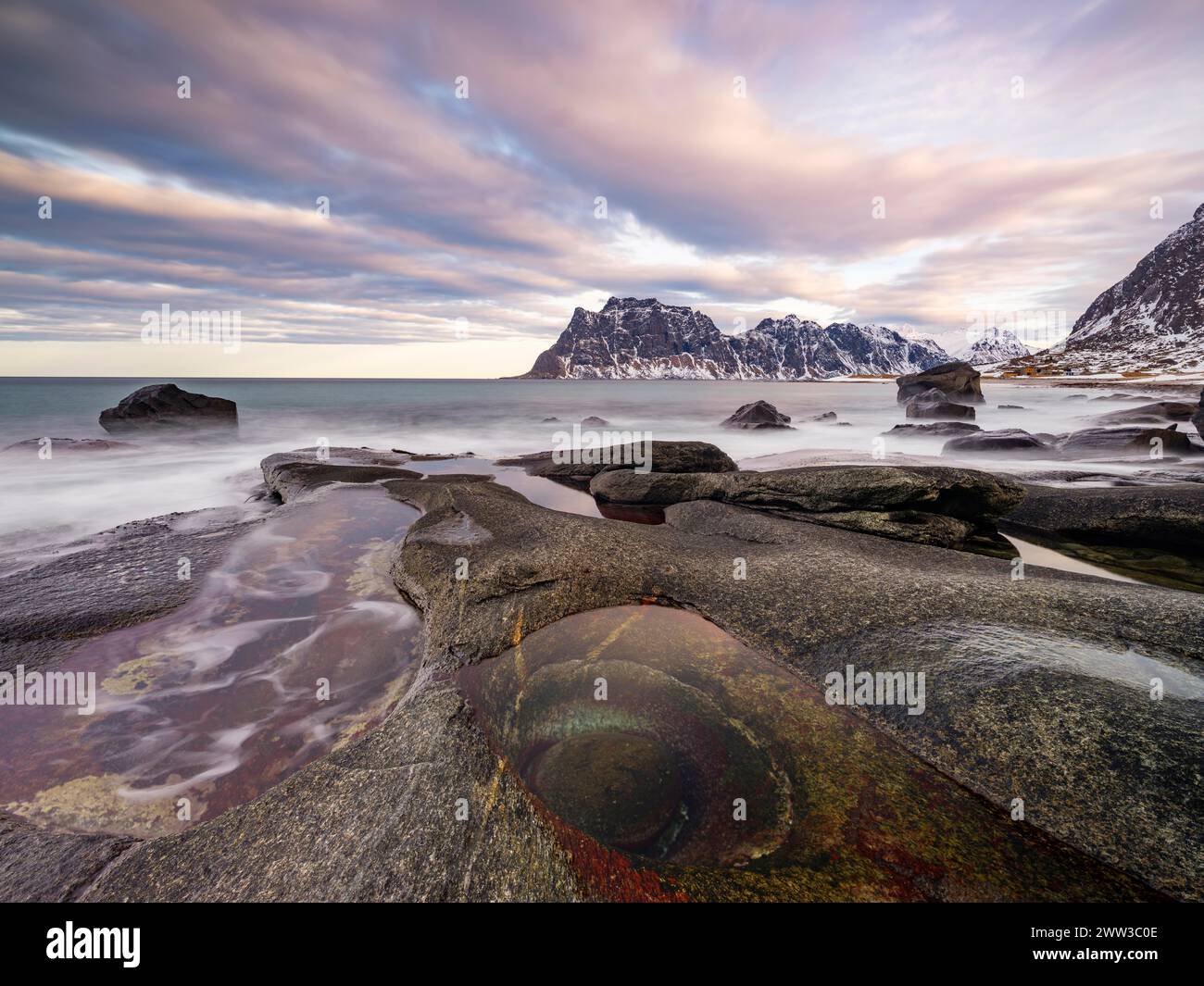 Scogli sulla spiaggia di Utakleiv con formazione rocciosa Eye of ...