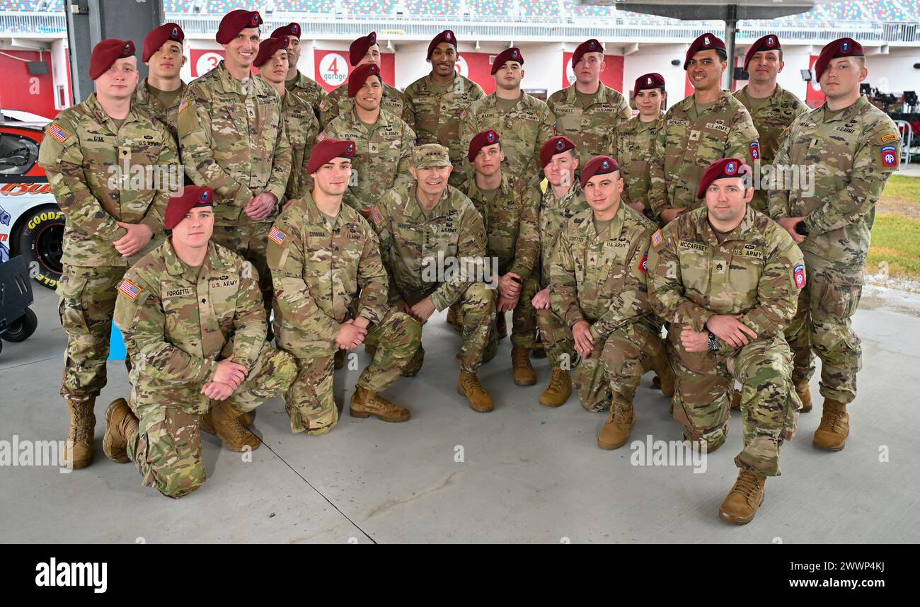 Il generale Randy George, capo di stato maggiore dell'esercito, posa ...