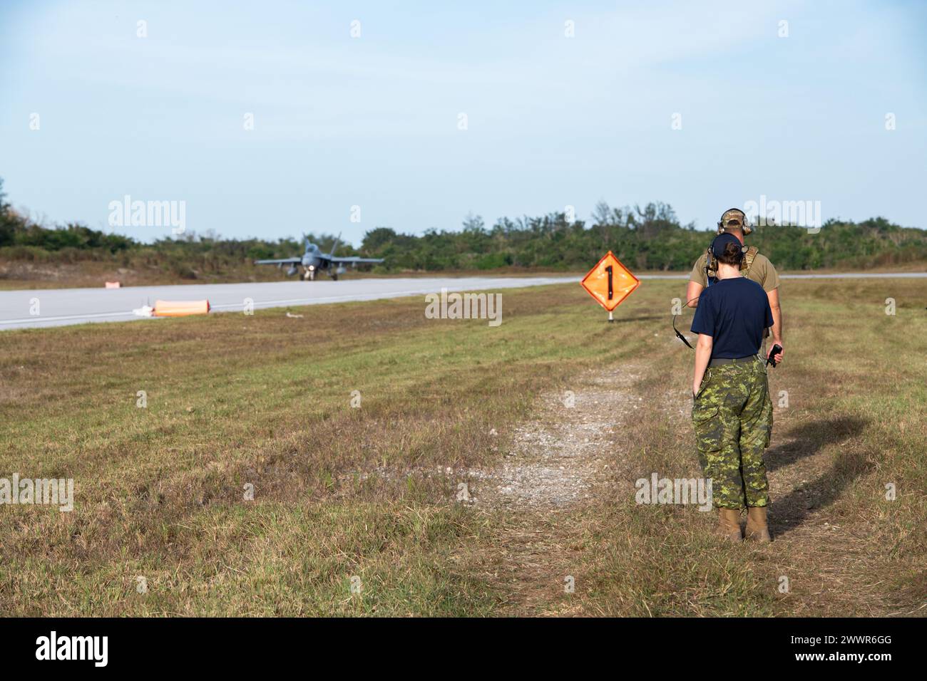 U.S. Air Force Tech. Sergente Aaron Lynde, back, 36th Contattaci ...