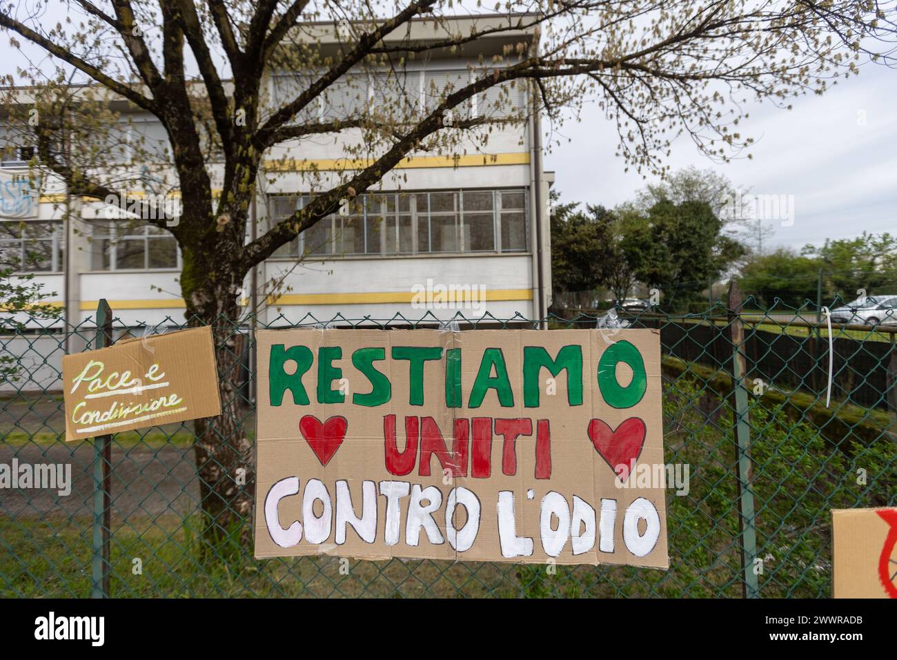 Milano, Italia. 25 marzo 2024. Alcuni striscioni uscita degli scolari ...