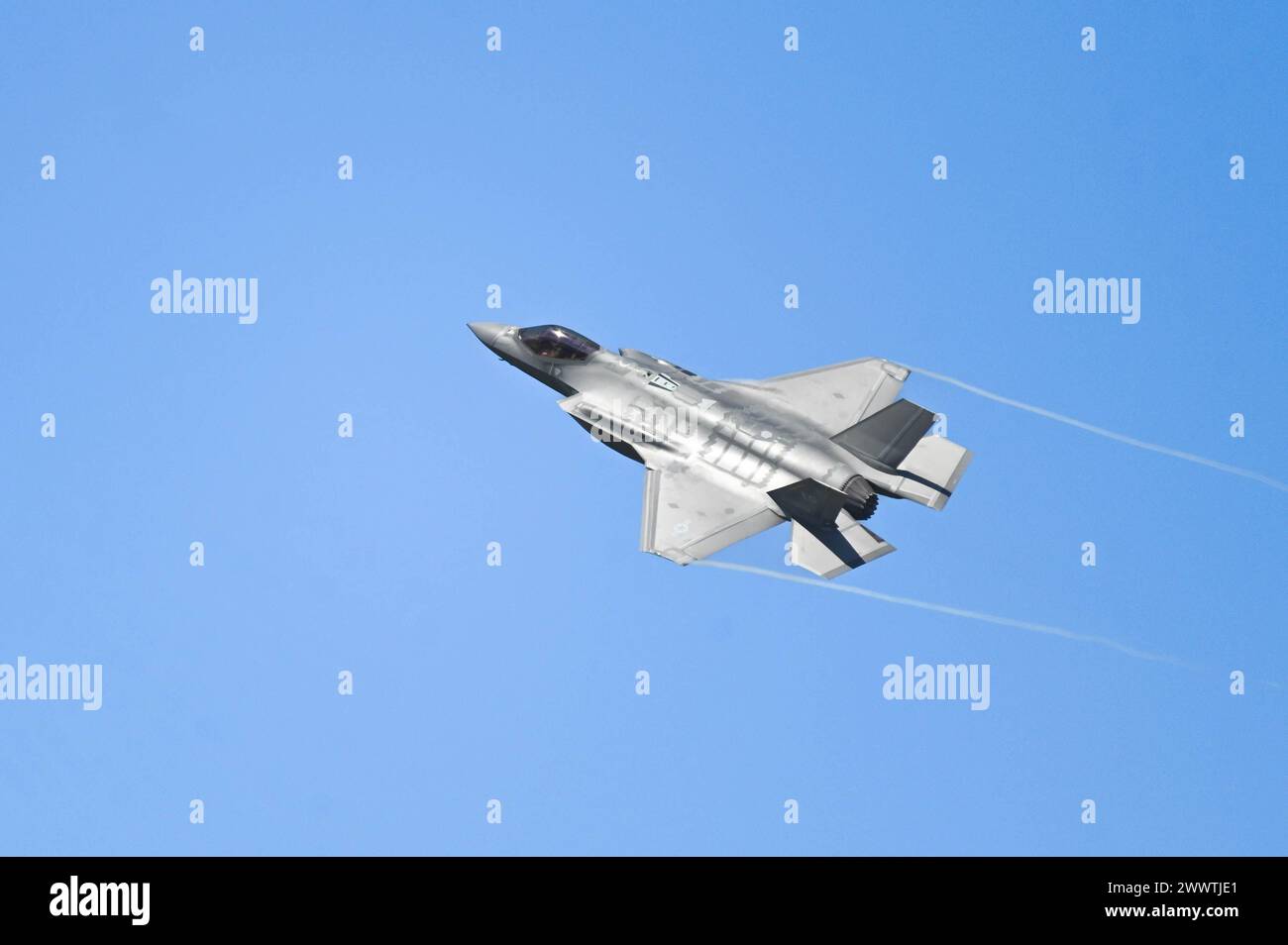 Un F-35A Lightning II assegnato al 58th Fighter Squadron vola ...
