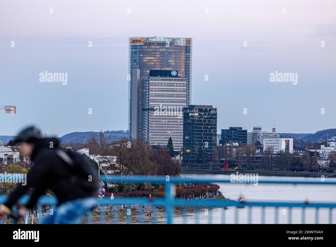 Blick von der Kennedybrücke a Bonn Beuel auf das Bundesviertel a Bonn ...