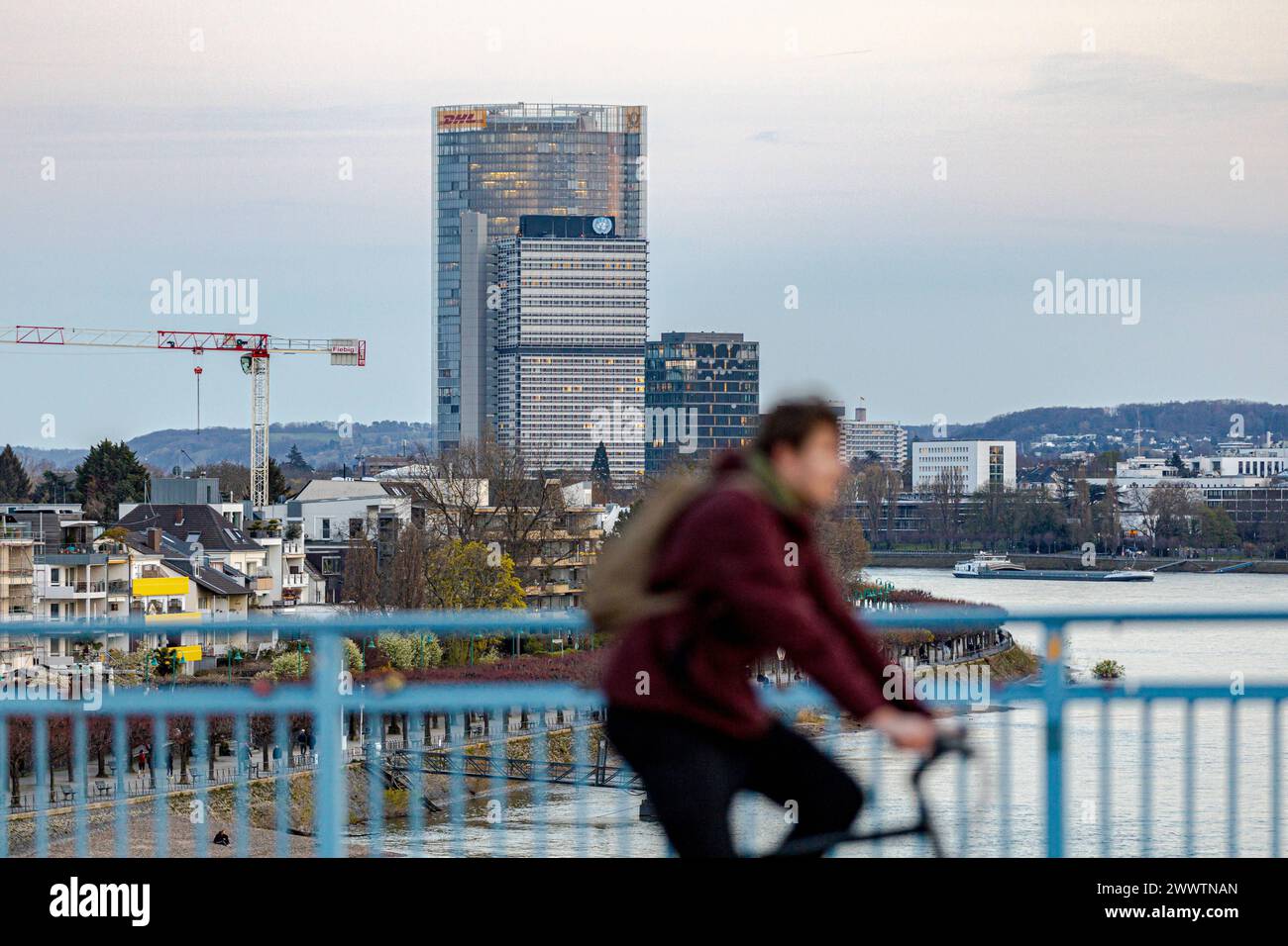 Blick von der Kennedybrücke a Bonn Beuel auf das Bundesviertel a Bonn ...