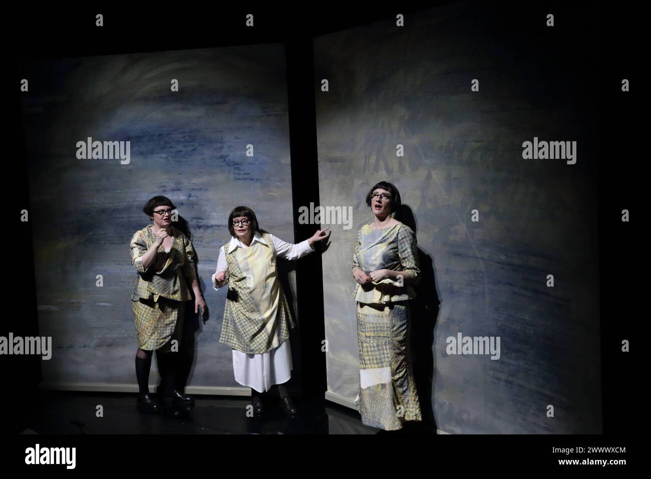 Maeve Metelka, Josefin Platt und Constanze Becker, v.l., während der Fotoprobe für das Stück ...