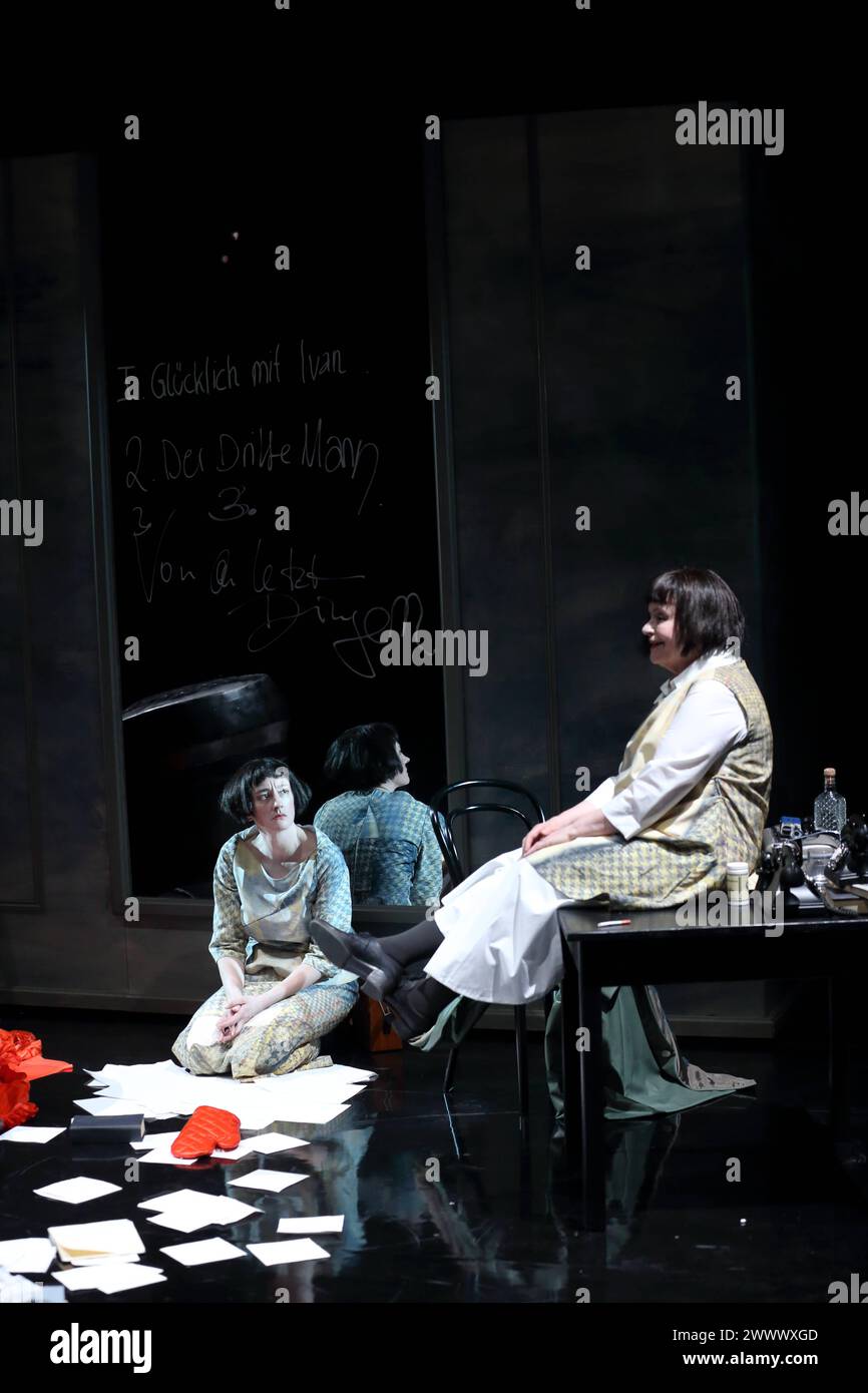 Constanze Becker und Josefin Platt, v.l., während der Fotoprobe für das Stück Malina im Berliner ...