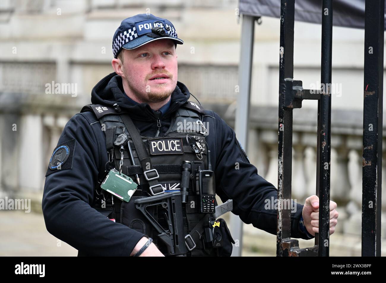 Police firearms officer immagini e fotografie stock ad alta risoluzione ...