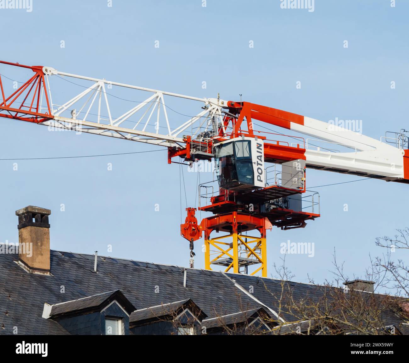 Strasburgo, Francia - 20 marzo 2024: Una vista ad angolo basso cattura una gru Potain, prodotta ...
