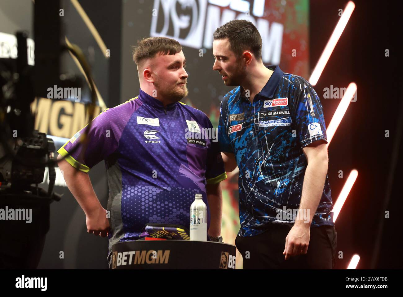 Luke Littler (a sinistra) vince i quarti di finale contro Luke ...