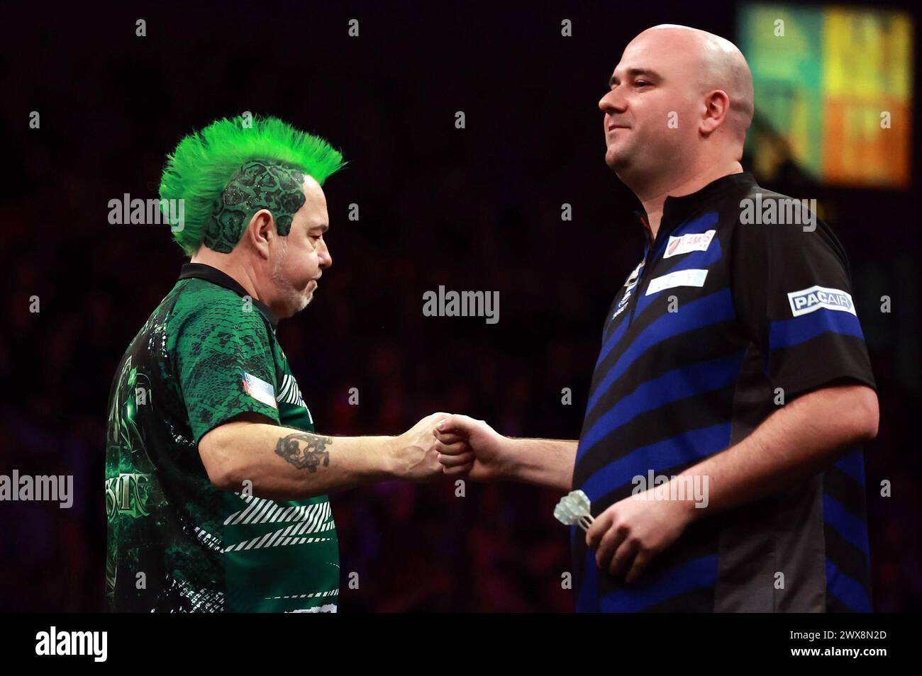 Peter Wright (a sinistra) e Rob Cross nei quarti di finale durante la ...