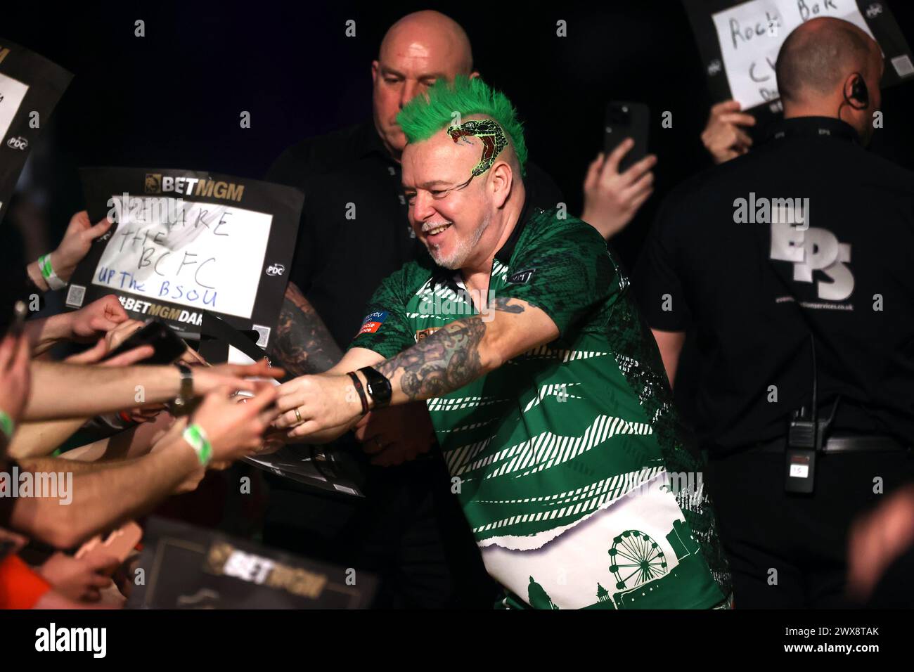 Peter Wright prima della semifinale contro Nathan Aspinall durante la ...