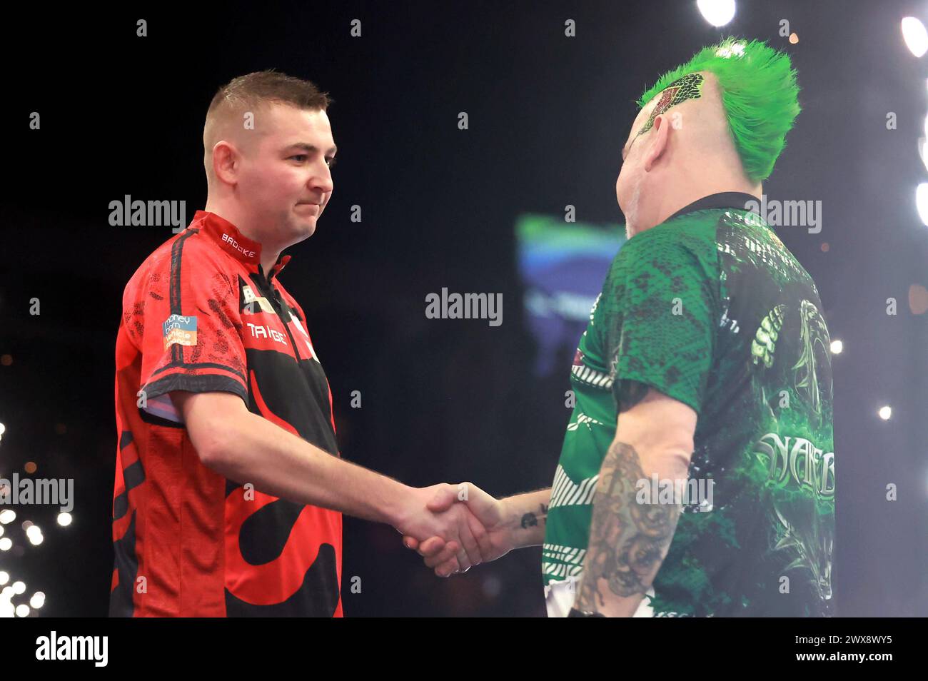 Nathan Aspinall (a sinistra) dopo la vittoria contro Peter Wright nella ...