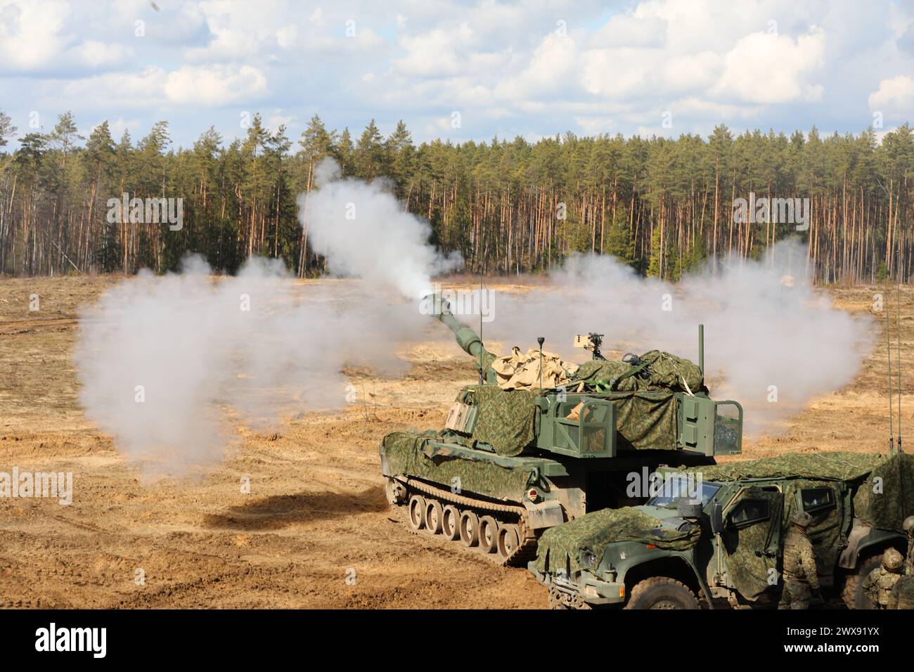 Un M109A7 Paladin Crew con Charlie Battery, 1st Battalion, 9th Field ...
