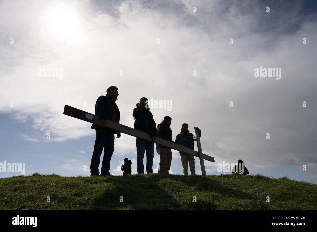 Silhouette jesus carrying cross immagini e fotografie stock ad alta ...