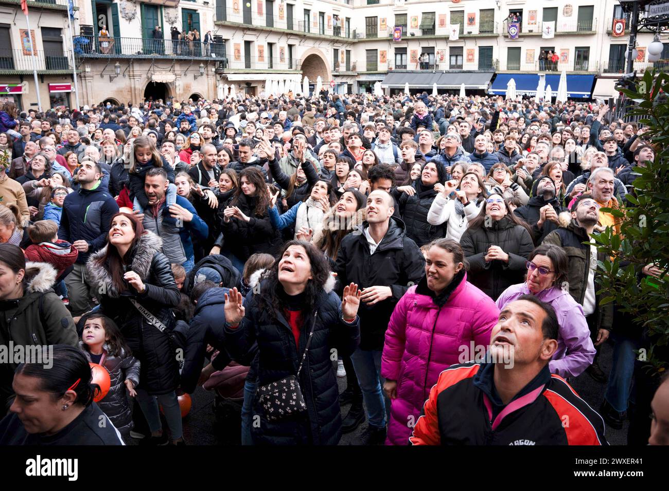 Tudela, Spagna. 30 marzo 2024. Centinaia di persone in Plaza de los Fueros a Tudela cercano di ...