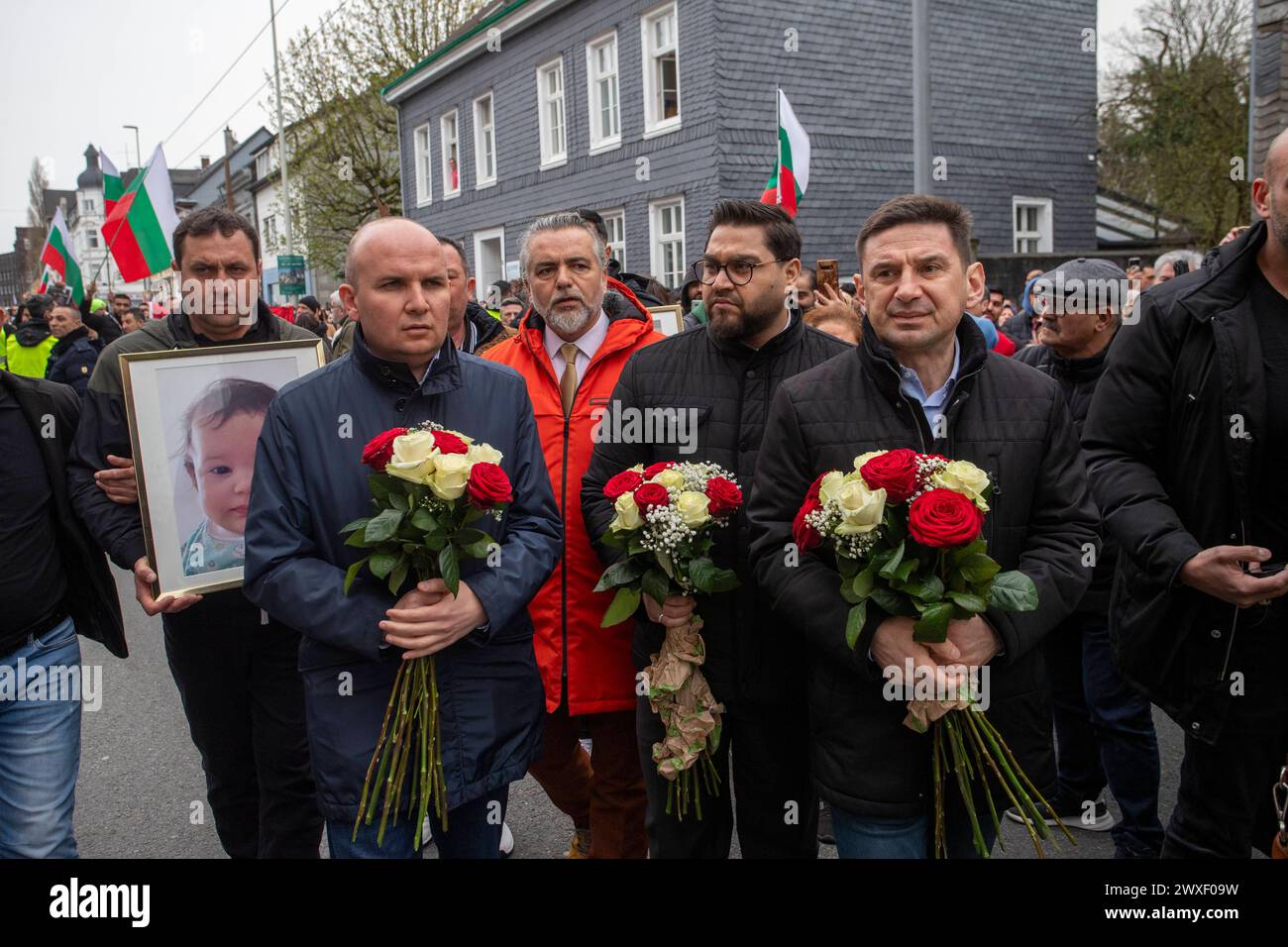 Trauermarsch in Solingen für die vier Verstorbenen im Haus Grünewalder ...