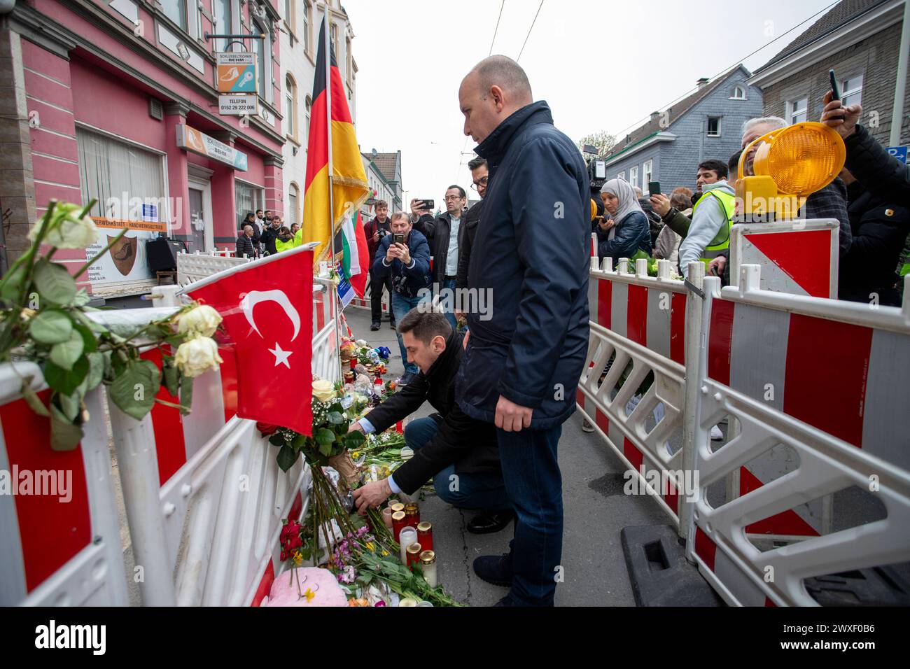 Trauermarsch in Solingen für die vier Verstorbenen im Haus Grünewalder ...