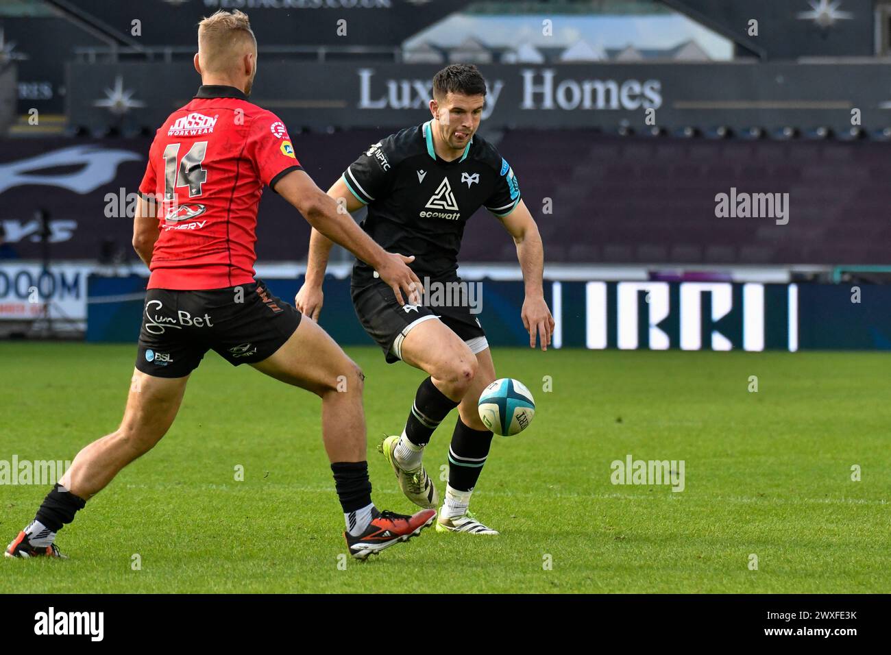 Swansea, Galles. 30 marzo 2024. Owen Watkin of Ospreys in azione ...