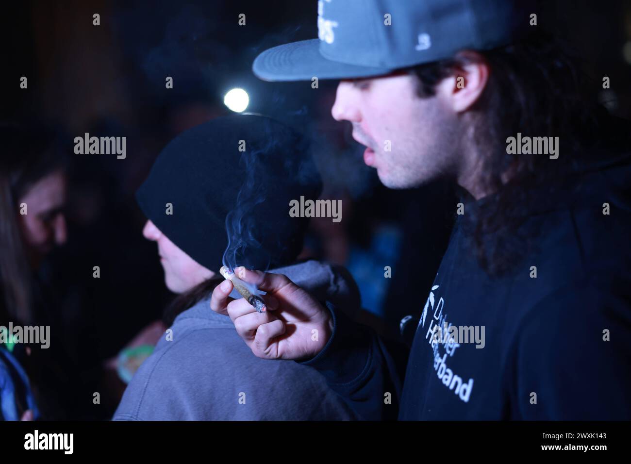 Eine Person mit Joint. Eine Demonstration zur Legalisierung von ...