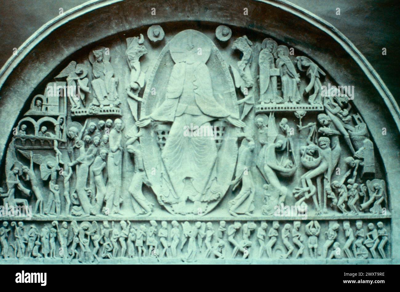 Timpano romanico immagini e fotografie stock ad alta risoluzione - Alamy