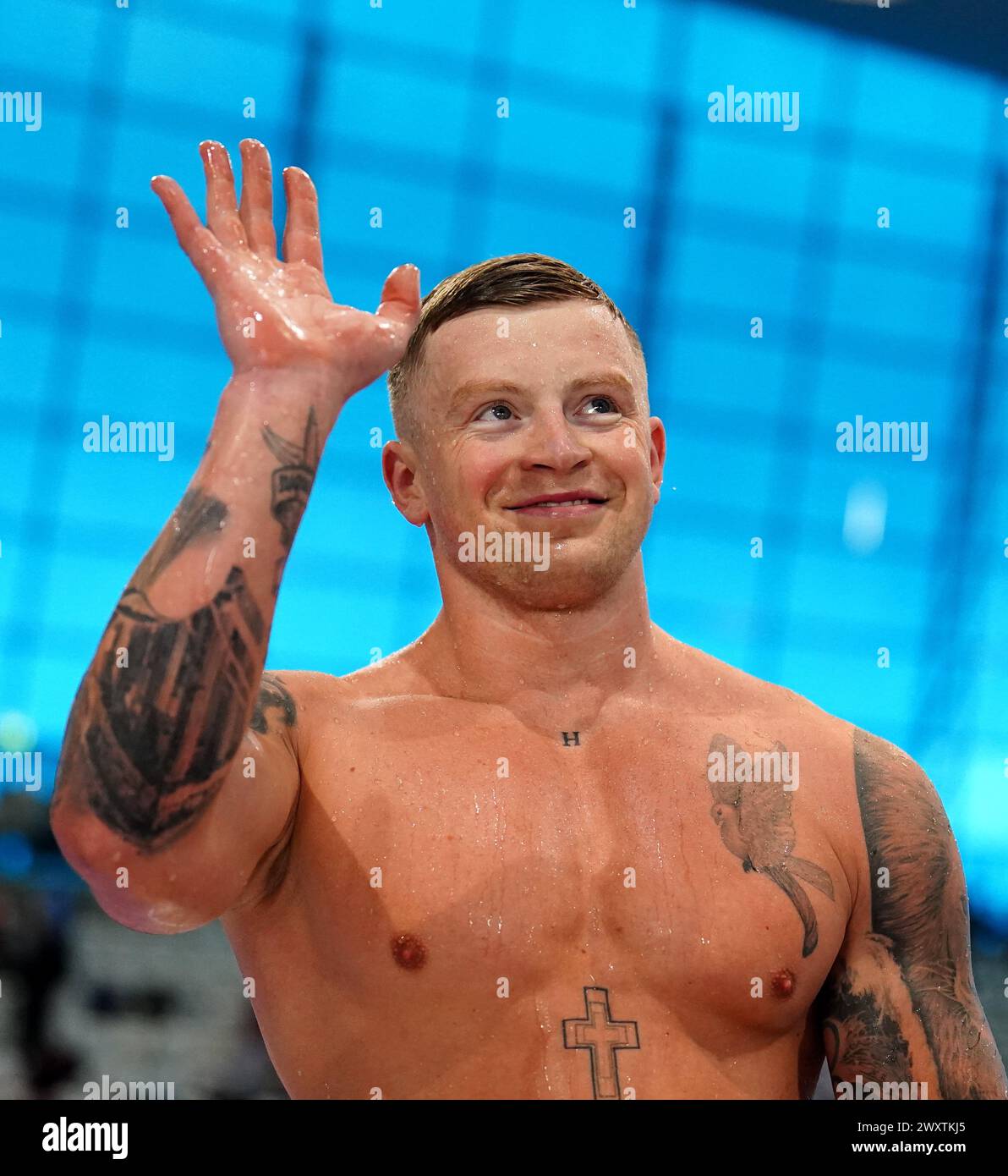 Adam Peaty parla con i media dopo aver corso nei 100 m di senata ...