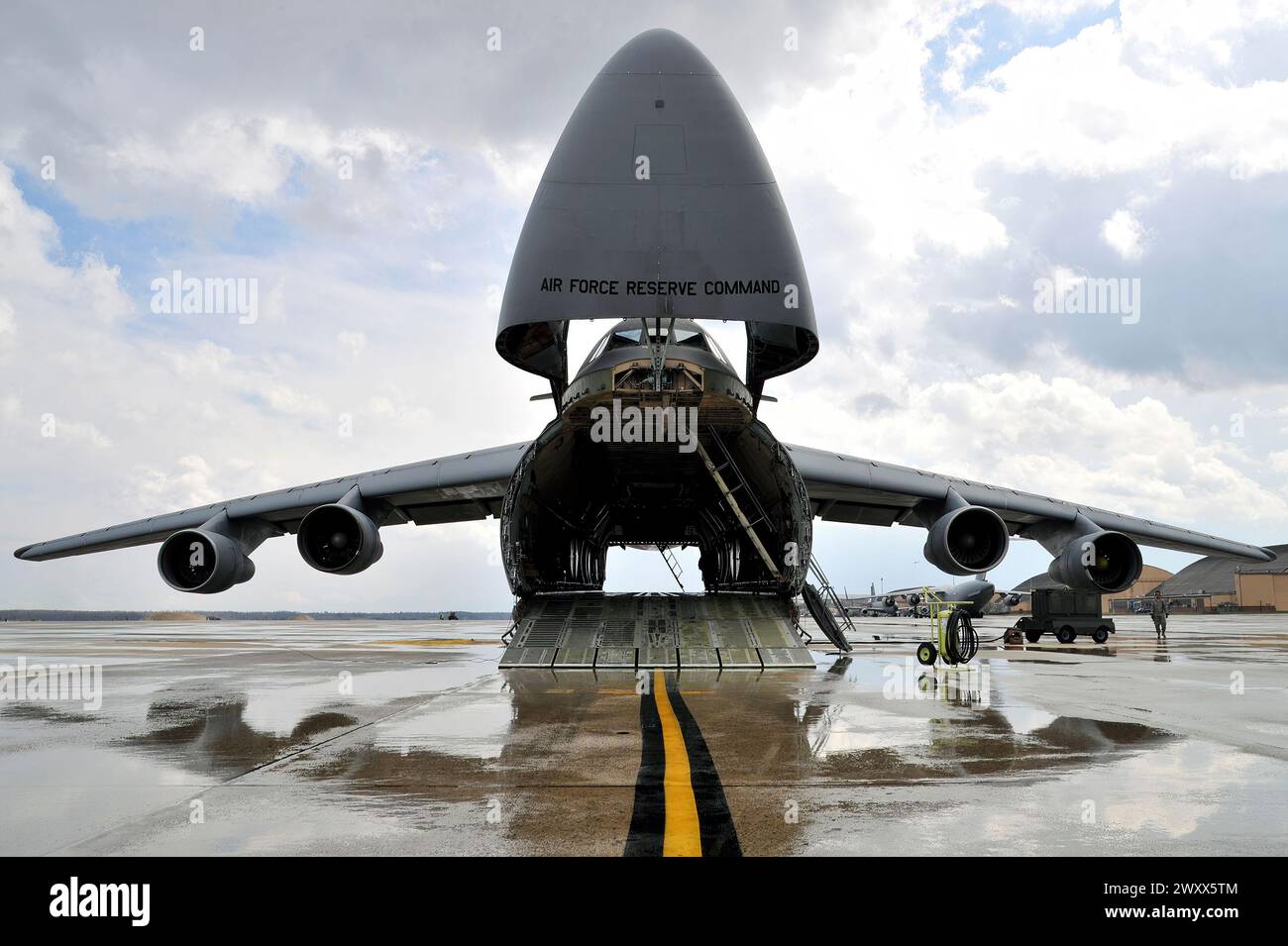 Cargo military aircraft immagini e fotografie stock ad alta risoluzione ...