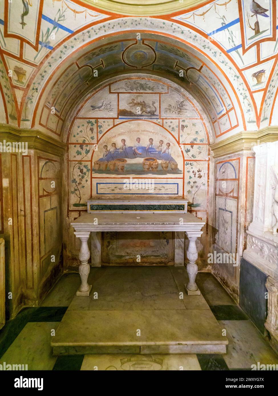 La vasta cripta sotto l'altare maggiore, costruita da Luigi Carimini ...