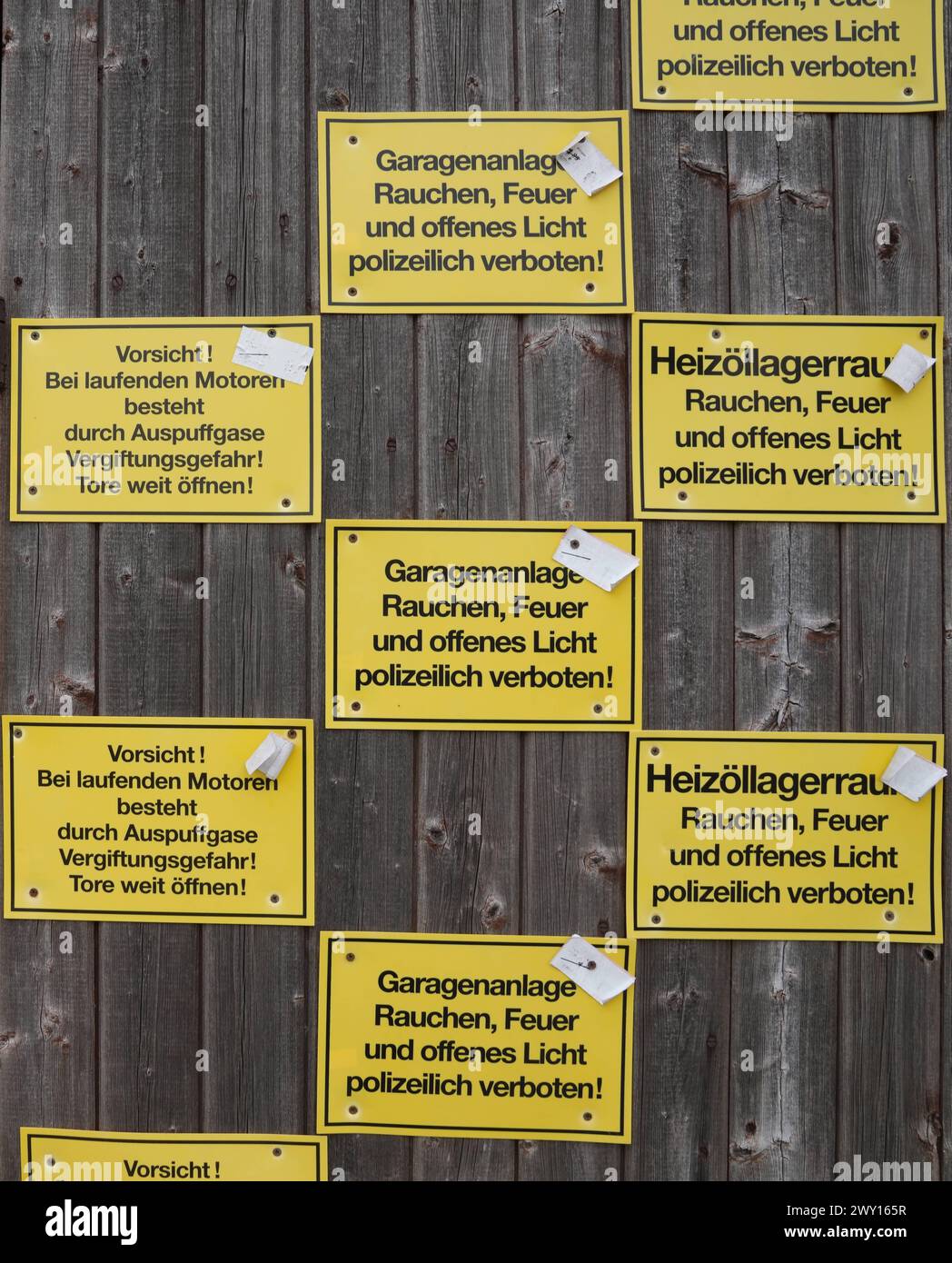 Verbotsschilder GER, 20240401, Garagentor mit verschiedenen Verbotsschilder *** cartelli di ...