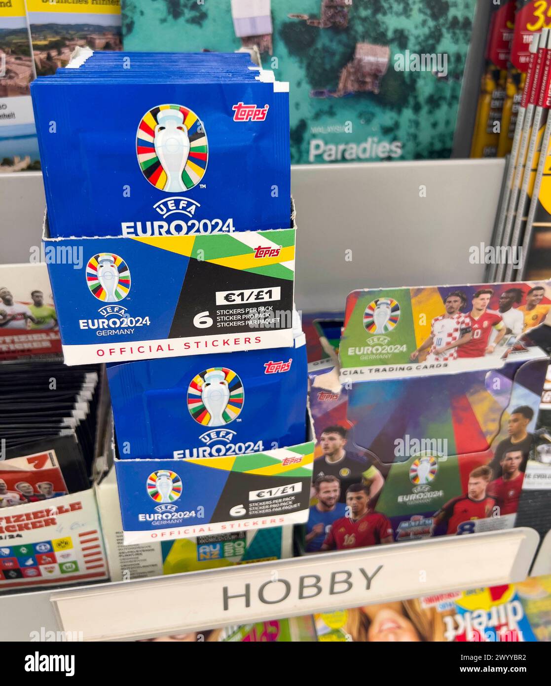 08.04.2024, im Zeitschriftenregal eines Supermarktes in Bayern stehen ...