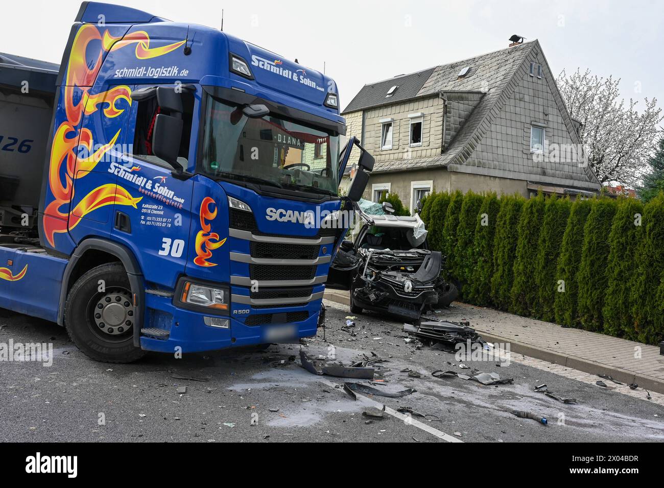 Hartha - Frontalcrash zwischen LKW und Auto auf B175 Autofahrer schwer verletzt aus Pkw ...