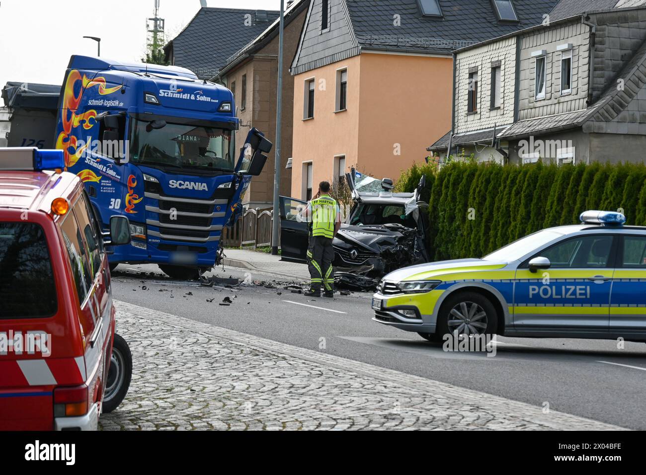 Hartha - Frontalcrash zwischen LKW und Auto auf B175 Autofahrer schwer verletzt aus Pkw ...