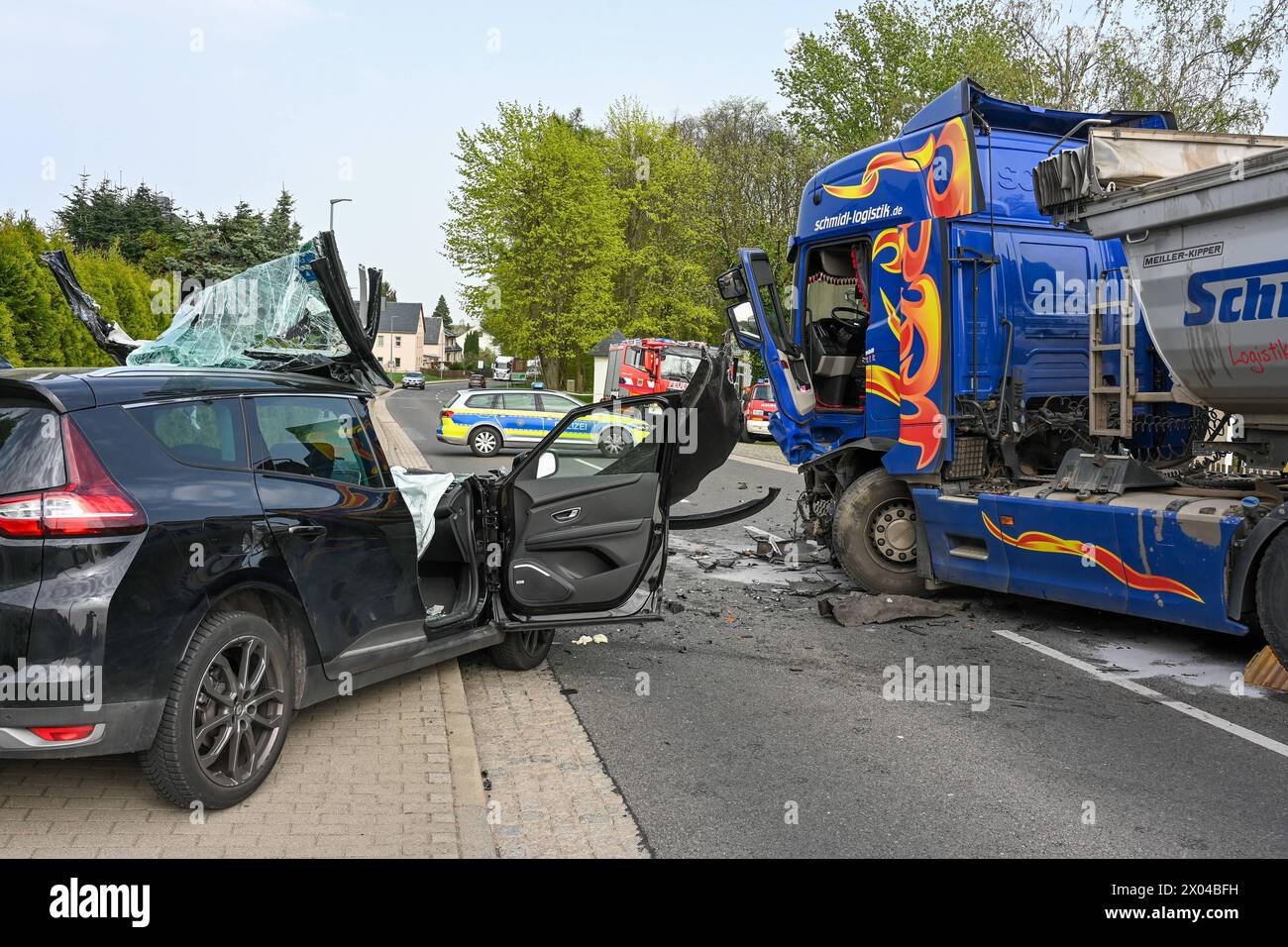 Hartha - Frontalcrash zwischen LKW und Auto auf B175 Autofahrer schwer verletzt aus Pkw ...